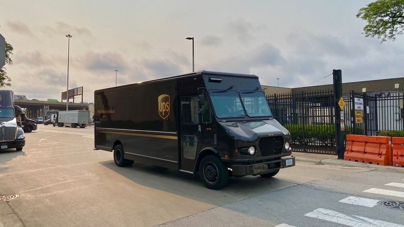 UPS workers vote overwhelmingly to strike, as Teamsters boast about ...