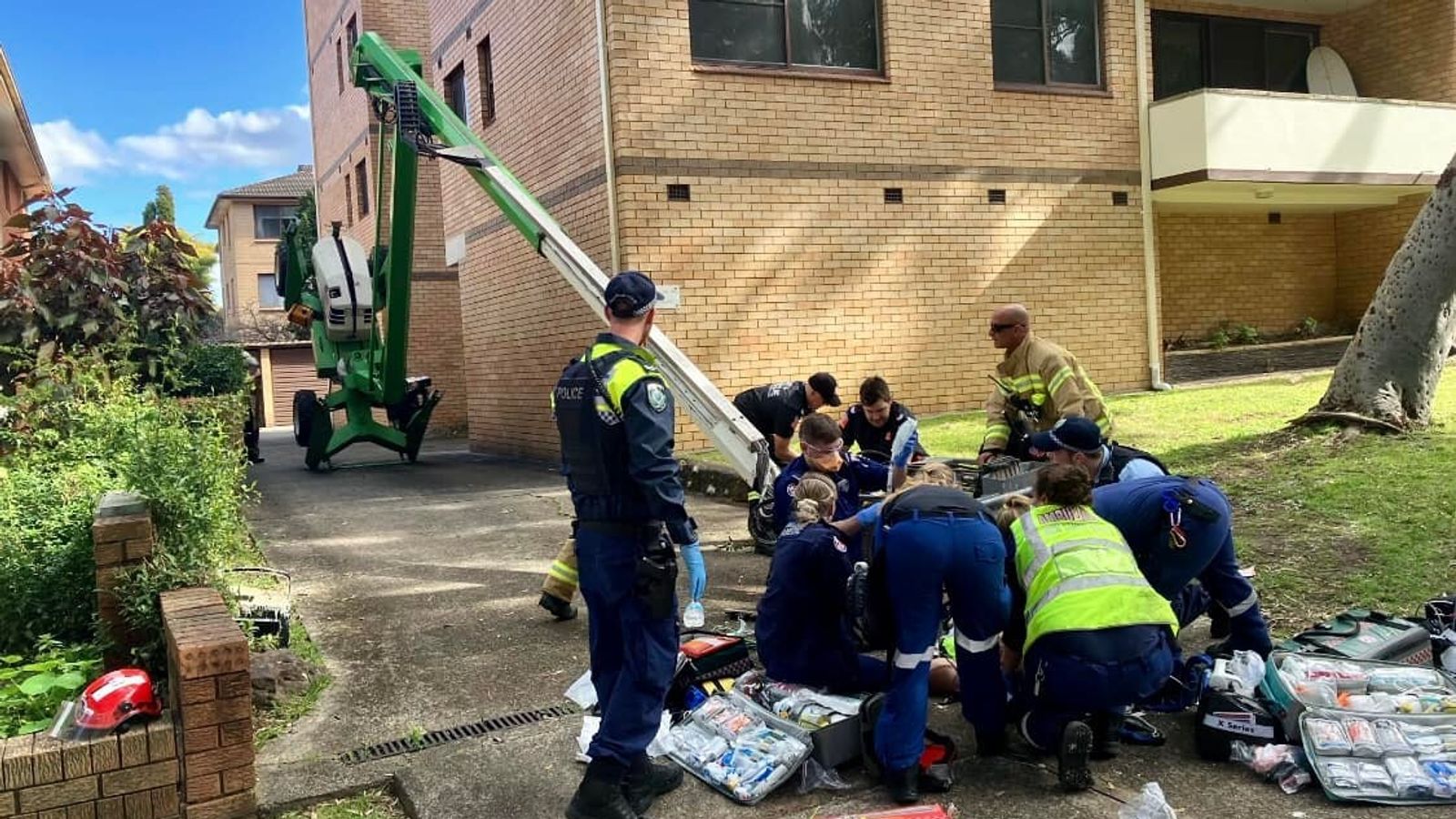 Australia: Worker seriously injured in four-storey fall in south Sydney ...