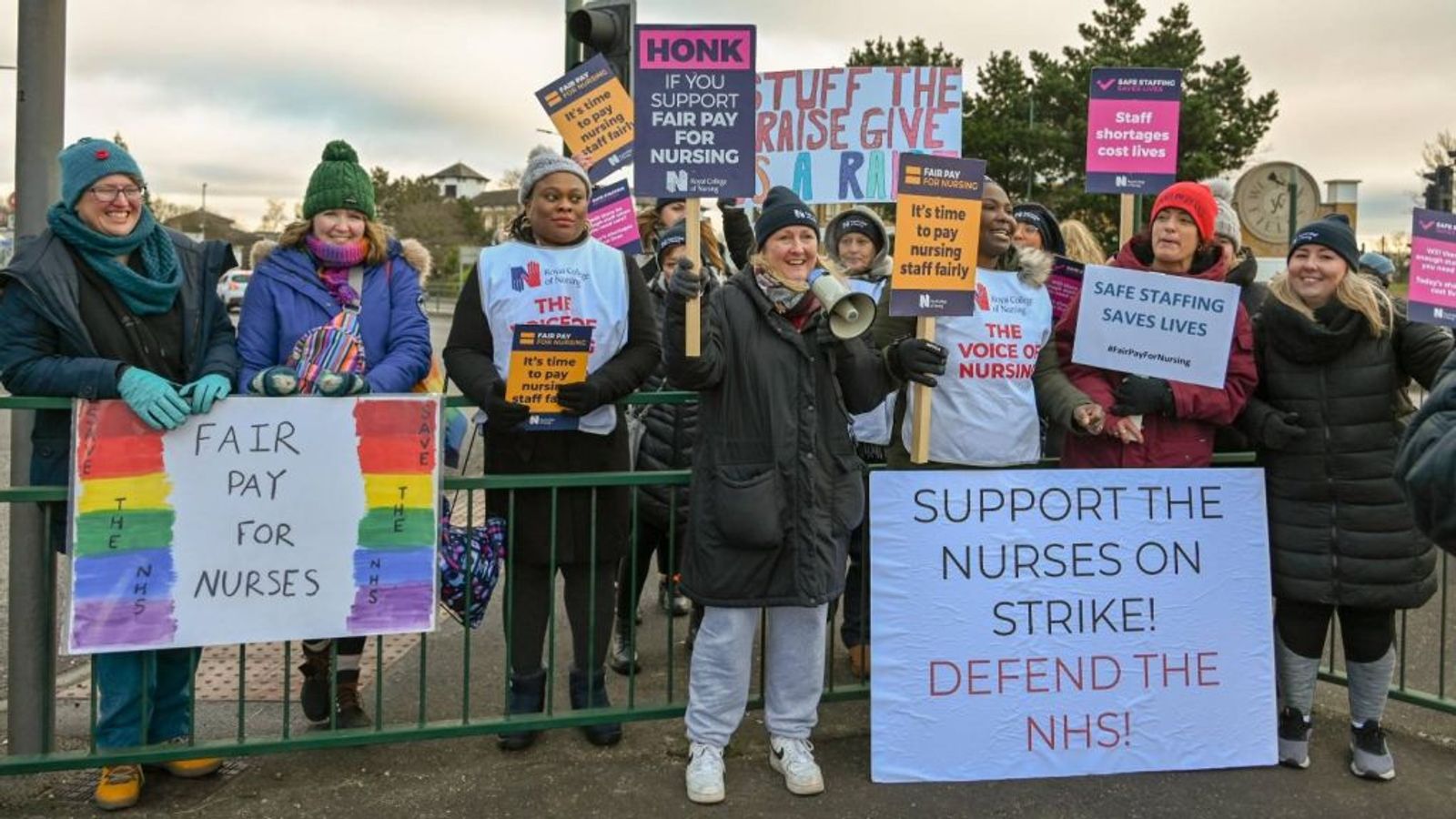 UK: RCN union tries to defend National Health Service sellout deal as ...