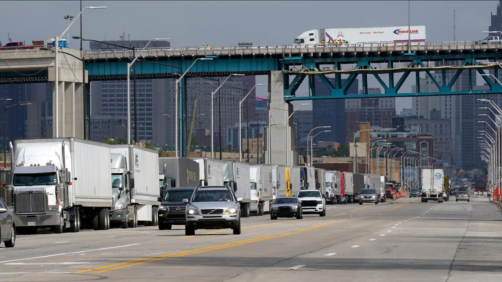Far-right Freedom Convoy protesters blockade busiest Canada-US border ...