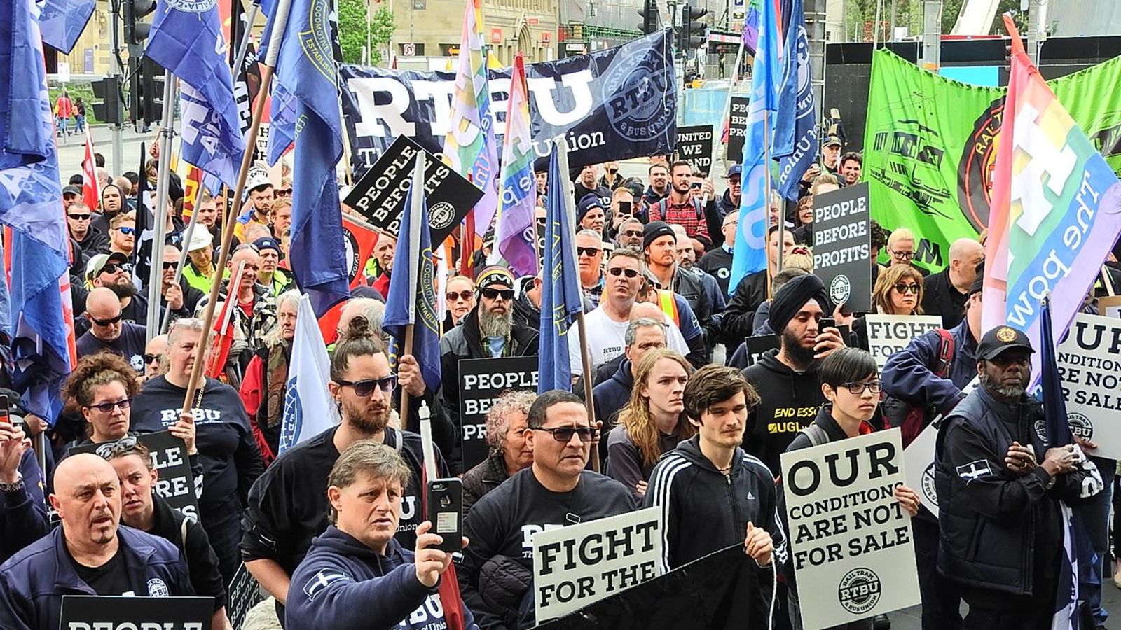 Australia: Hundreds of train drivers in Melbourne quit union to protest ...