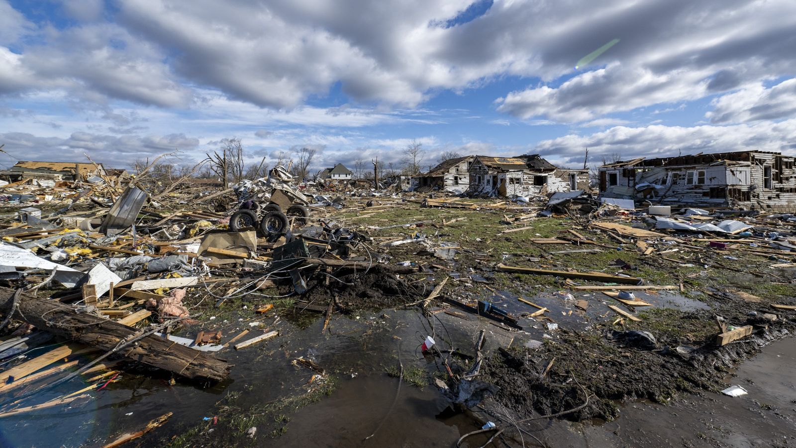 At least 32 people dead, hundreds injured after dozens of tornadoes ...