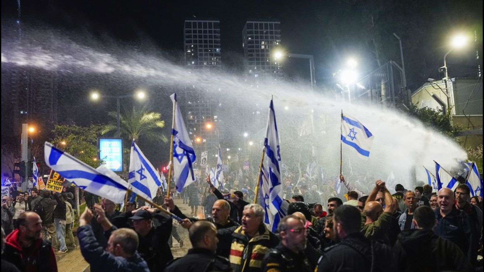 Police attack anti-Netanyahu protesters as disillusionment with Gaza ...