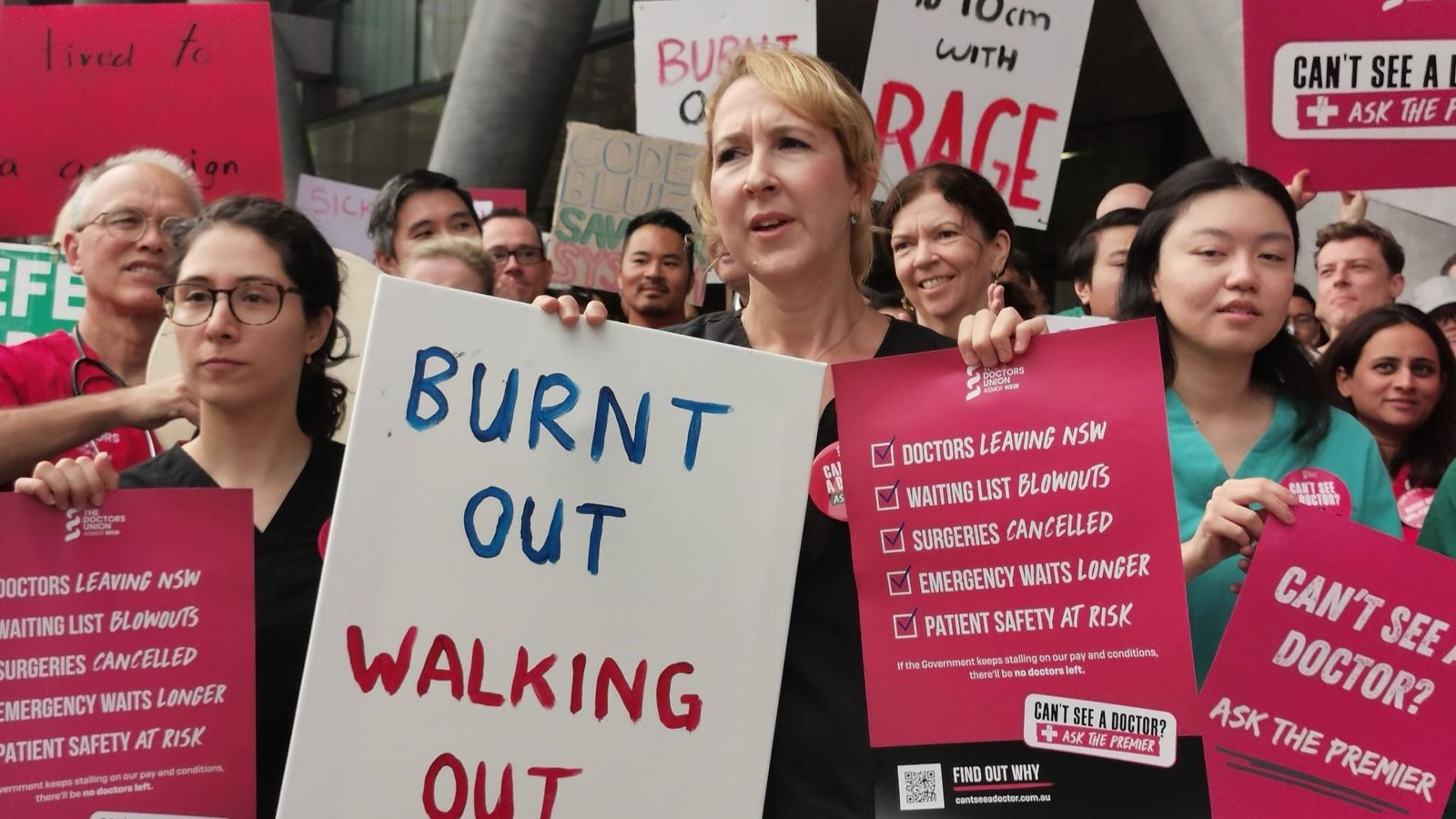 Australia: NSW public hospital doctors hold mass protests during ...