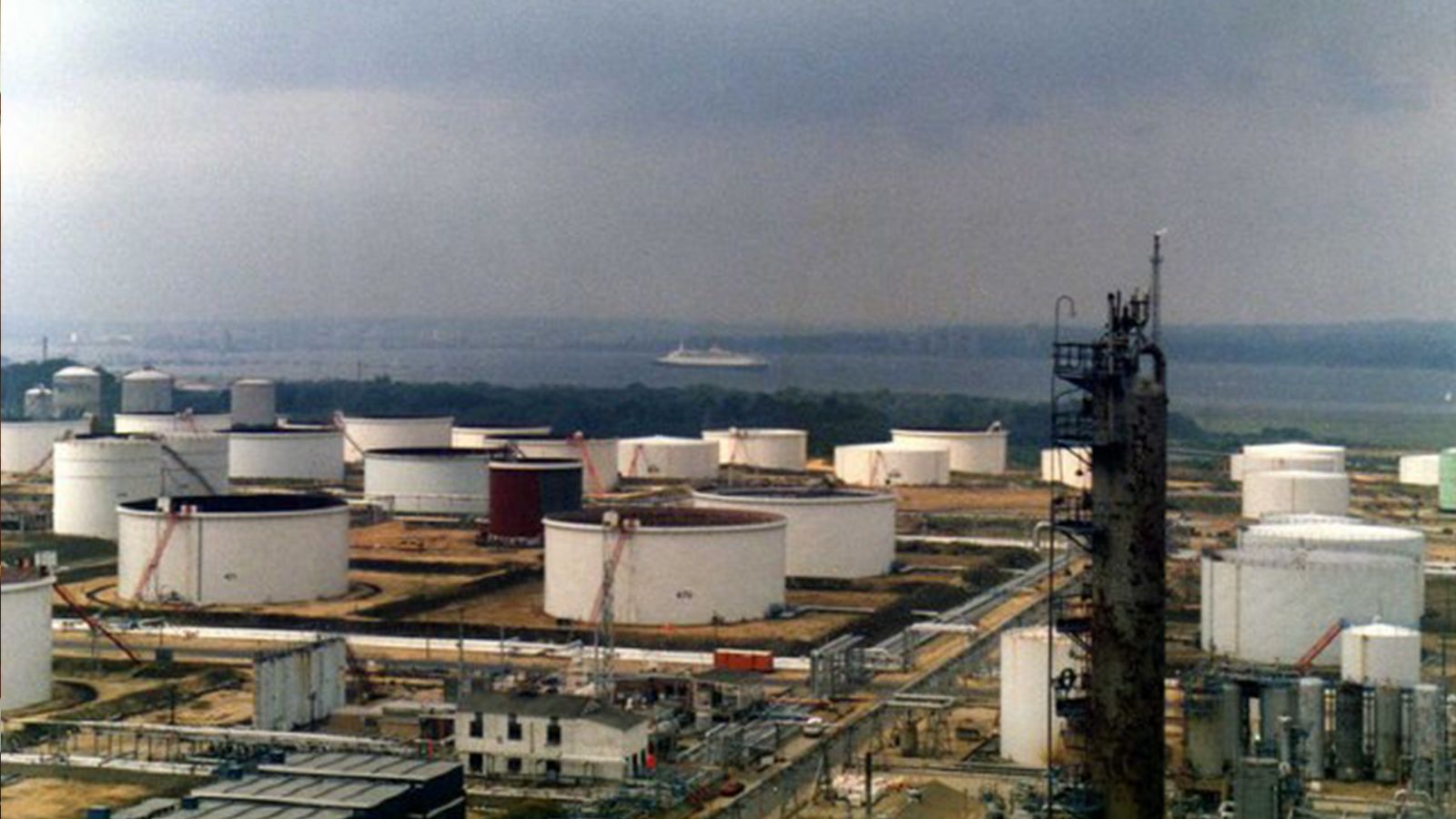 UK: ExxonMobil oil refinery workers in Southampton set to strike after ...