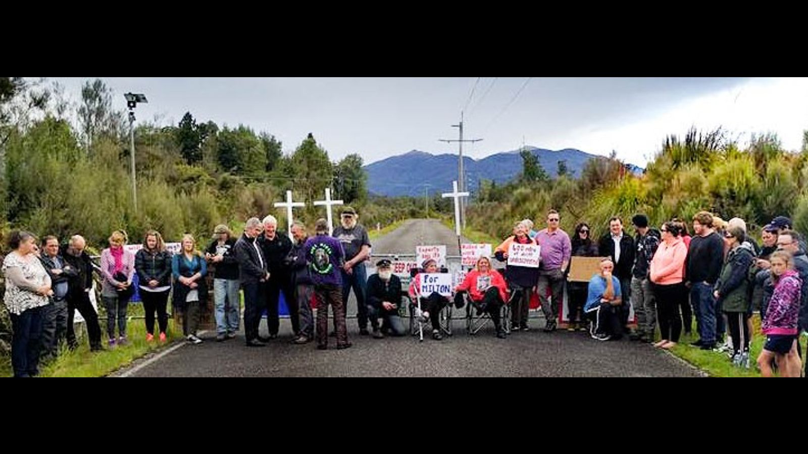 New Zealand: Families of disaster victims blockade road to Pike River ...