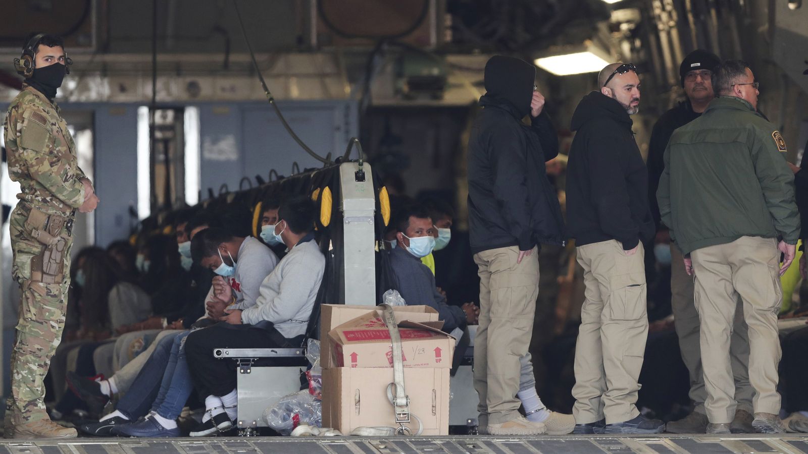 L’administration Trump prévoit de bâtir des camps de concentration sur des bases militaires aux ...