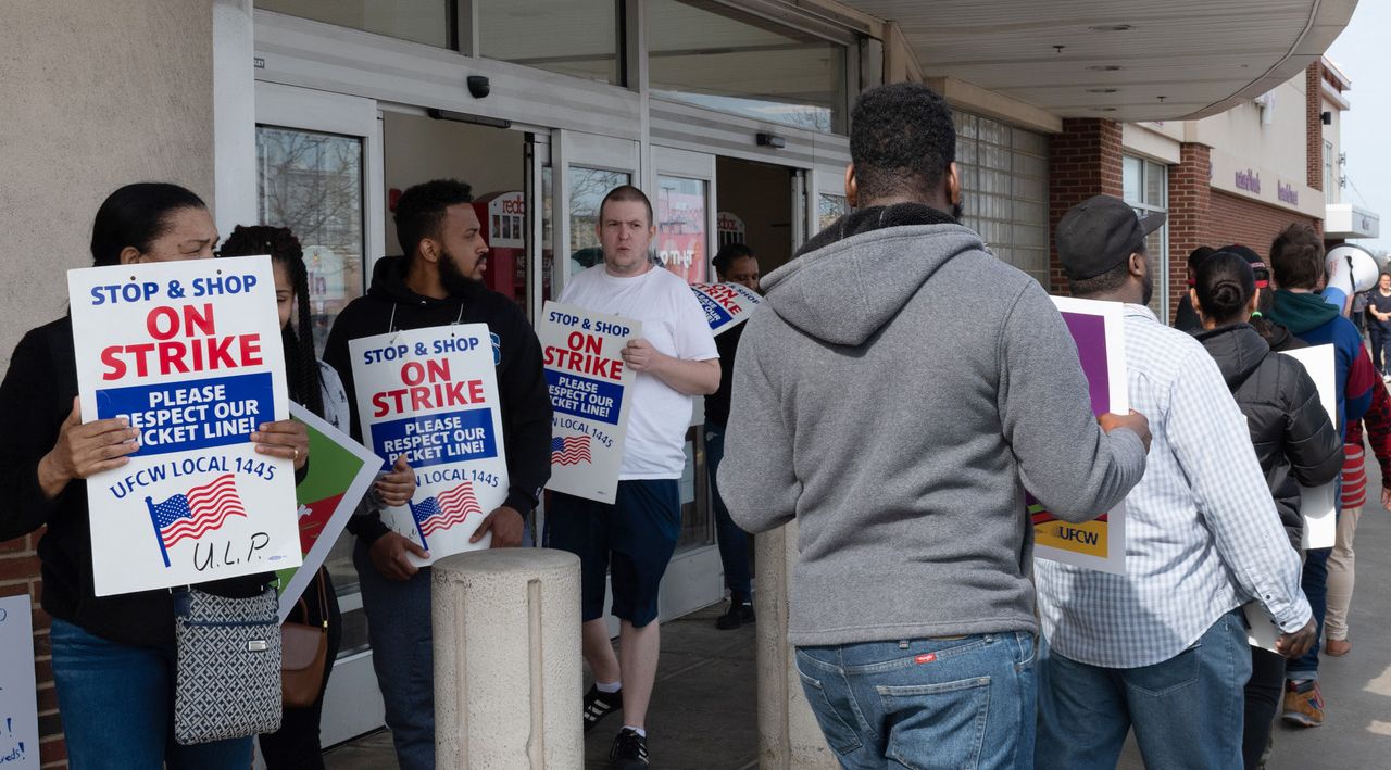 31,000 Stop & Shop supermarket workers strike at over 240 supermarkets ...