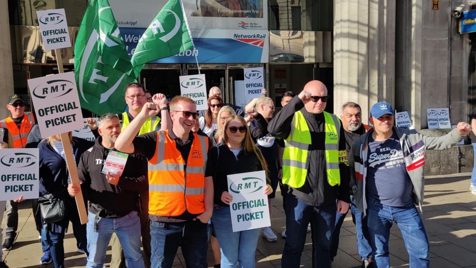 British rail strike solid in the face of government attacks - World ...