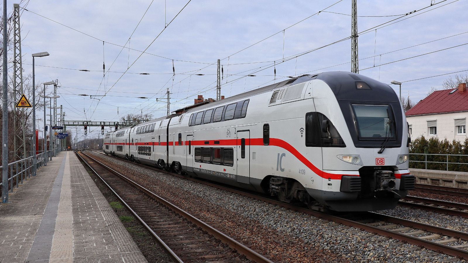 German national rail operator Deutsche Bahn announces 30,000 job cuts - World Socialist Web Site