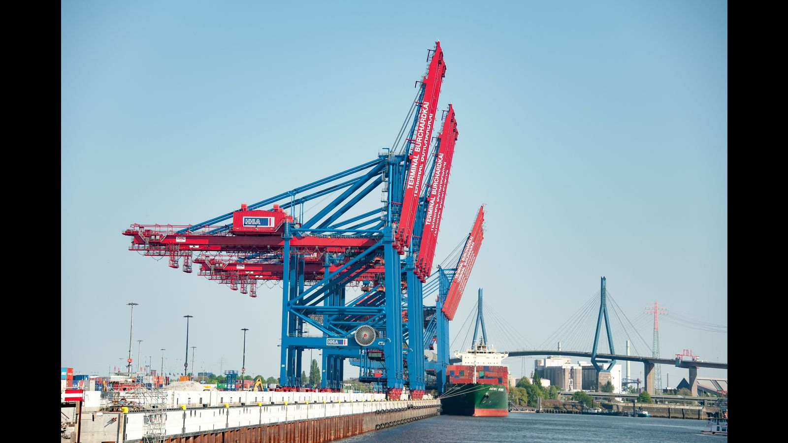Dock workers strike at six German ports - World Socialist Web Site