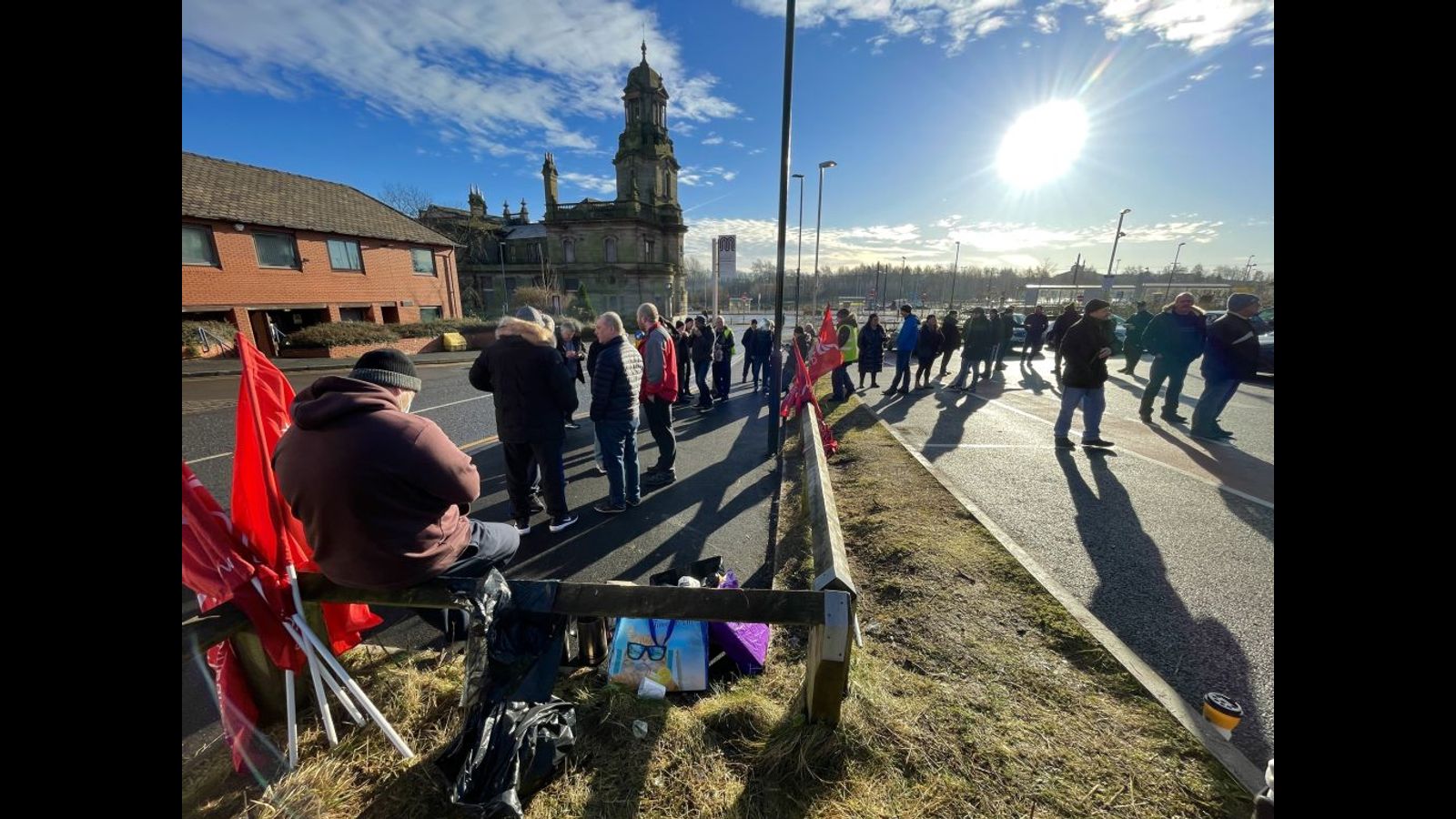 UK: Bus workers at First Manchester strike against pay restraint ...