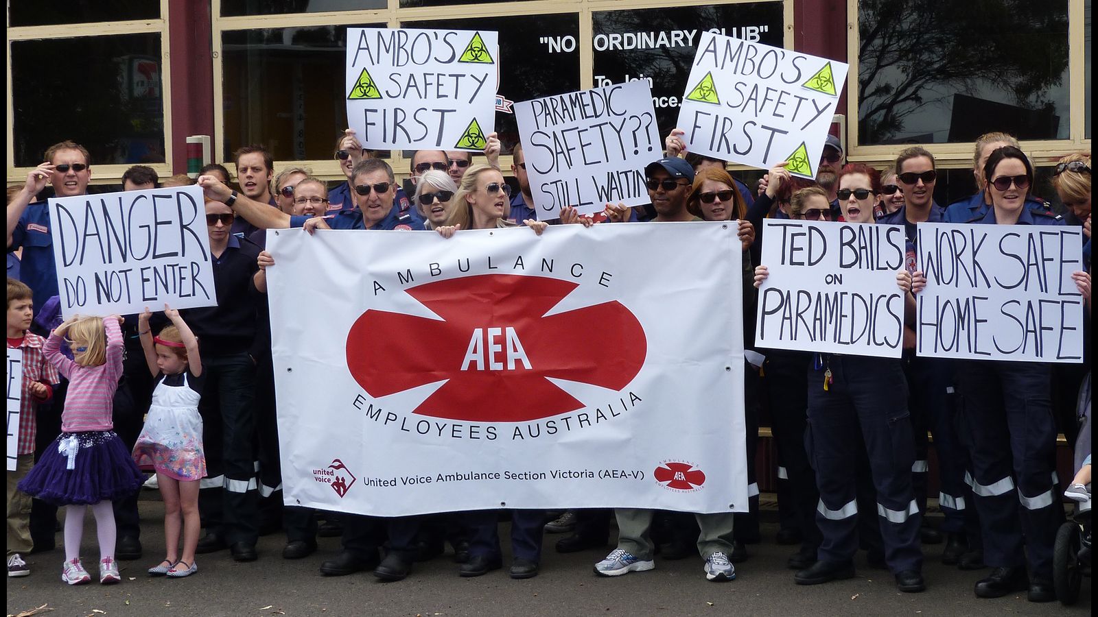 Australia: Victorian paramedics protest over poor conditions - World ...