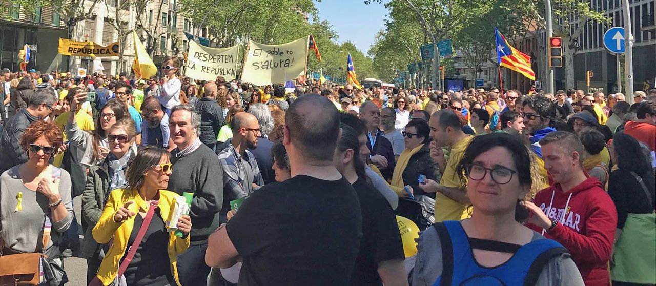 Barcelona: Hundreds of thousands protest against jailing of Catalan ...