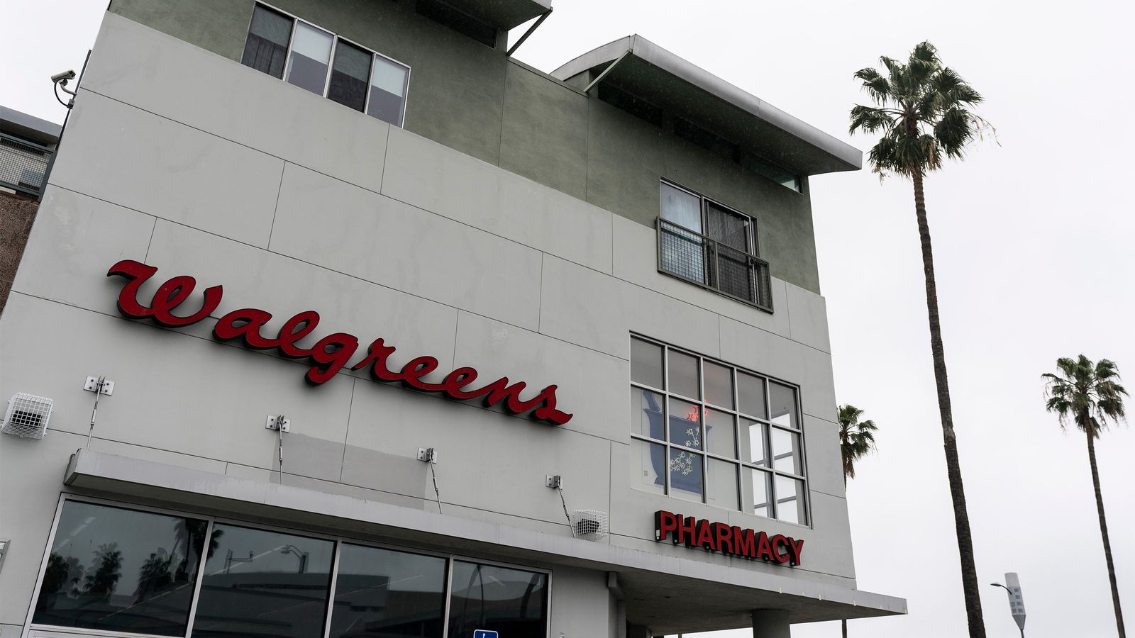 Walgreens Pharmacy employees walk out across the US against unsafe ...