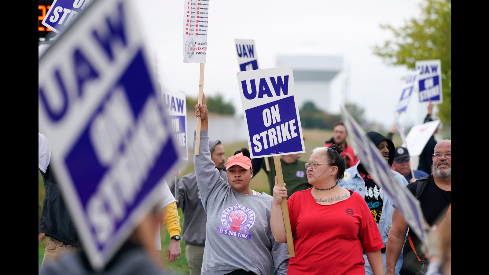 UAW announces “new” tentative agreement with Deere, seeking to ram ...