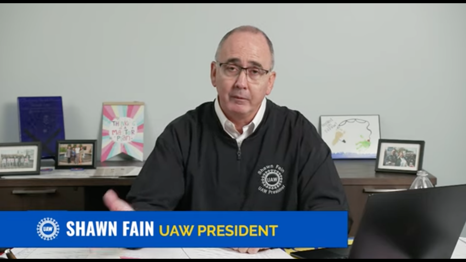 El presidente del UAW, Shawn Fain, alardea falsamente de "enormes ...