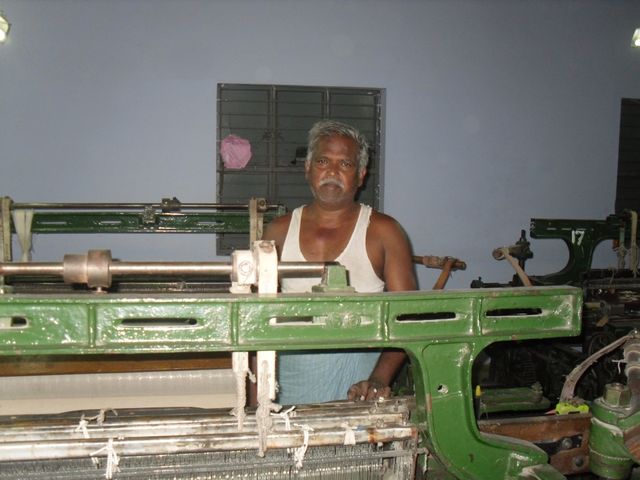 India: Demanding pay rise, 200,000 power-loom operators continue strike ...