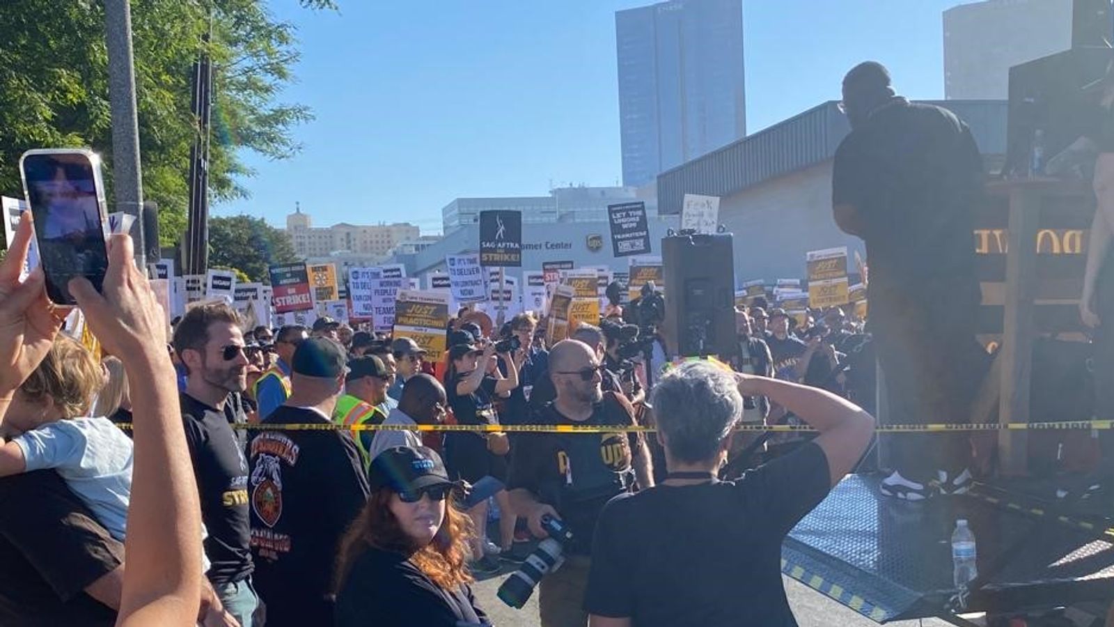 Teamsters hold rally in Los Angeles as negotiations re-start at UPS ...