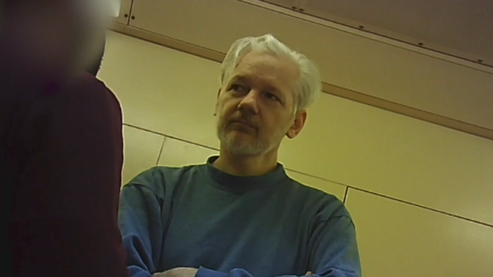 Julian Assange får sine første besøkende på seks måneder. «Han lider ...